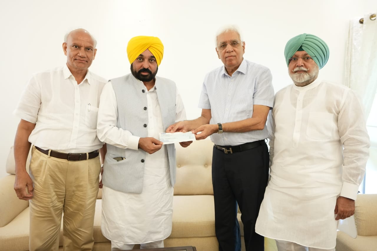 DERA BEAS CONTRIBUTES RS 2 CRORE TOWARDS PUNJAB CM RELIEF FUND ...